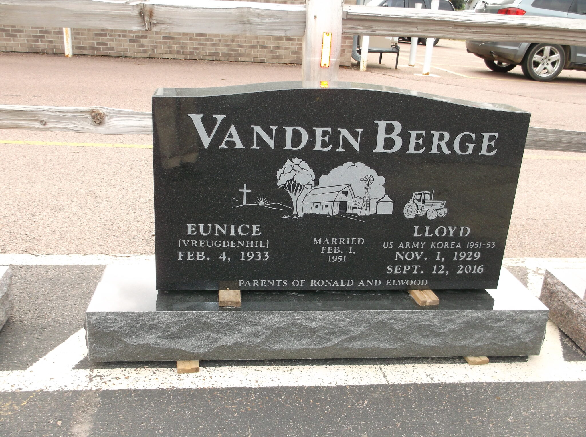 Vanden Berge Double Unit - Shafer Memorials